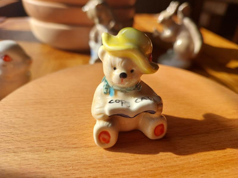 Вінтажна фарфорова статуетка міні ведмедик з книжкою — ціна 100 грн у