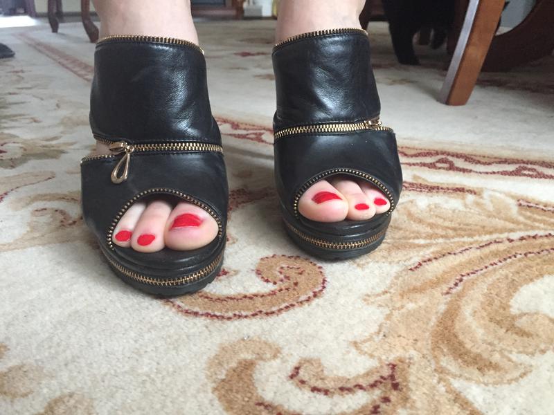 Шкіряні шльопанці — ціна 350 грн у каталозі Босоніжки Купити жіночі речі за доступною ціною на