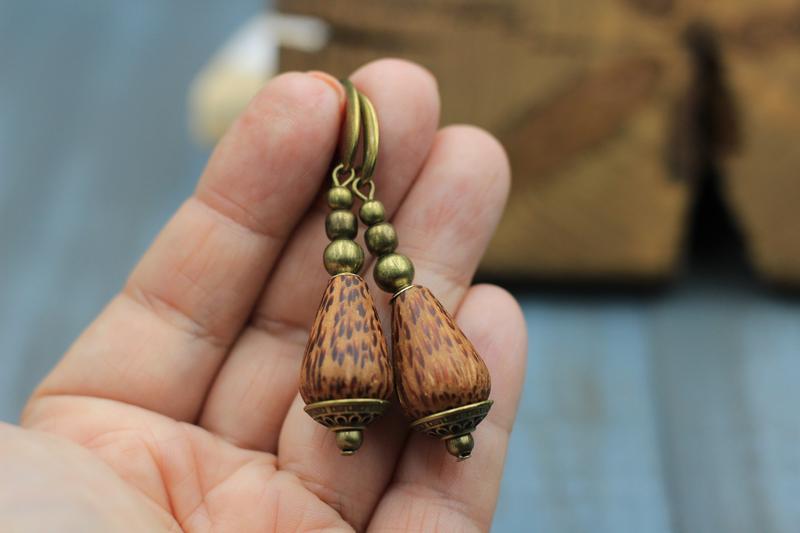 Серьги с кокосовыми бусинами — цена 325 грн в каталоге Серьги Купить аксессуары по доступной