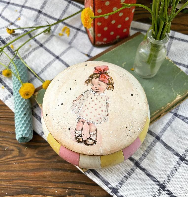 Кругла скринька з дівчинкою — ціна 550 грн у каталозі Скриньки Купити товари для дому та побуту