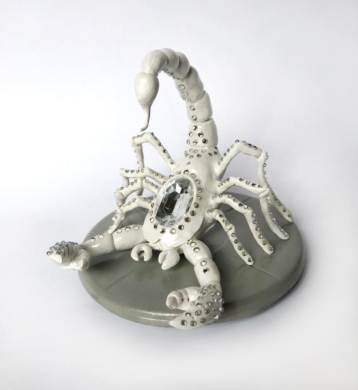 Білий скорпіон із полімерної глини — ціна 850 грн у каталозі Статуетки Купити товари для дому та