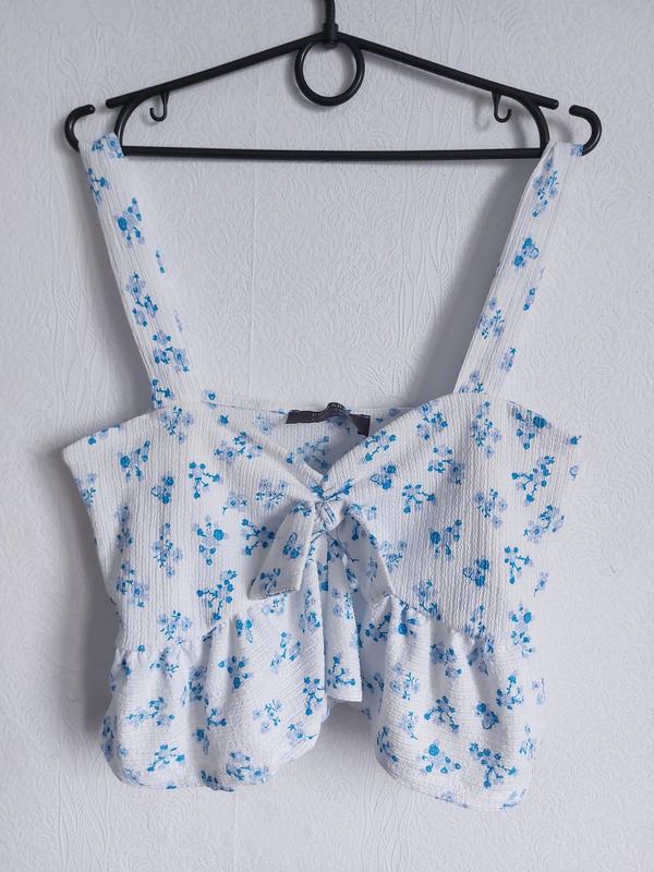 Фактурный топ на бретелях в цветочный принт — цена 140 грн в каталоге Топы Купить женские вещи