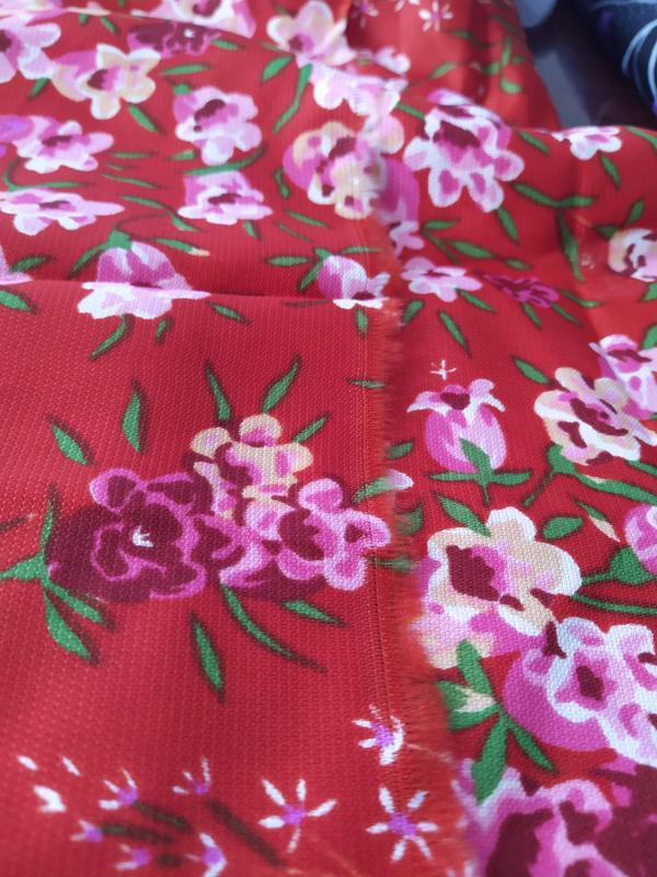 Червона тканина з квіточками — ціна 39 грн у каталозі Тканини Купити товари для спорту за