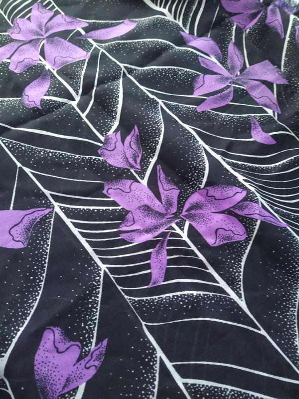 Тканина чорна з фіолетовими квітами матеріал — ціна 50 грн у каталозі