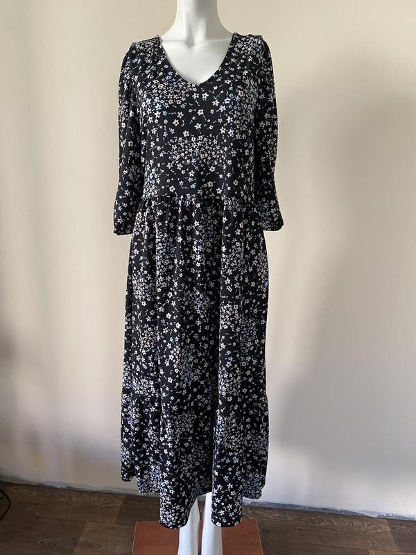 Платье в цветочек платье ярусное — цена 250 грн в каталоге Платья миди