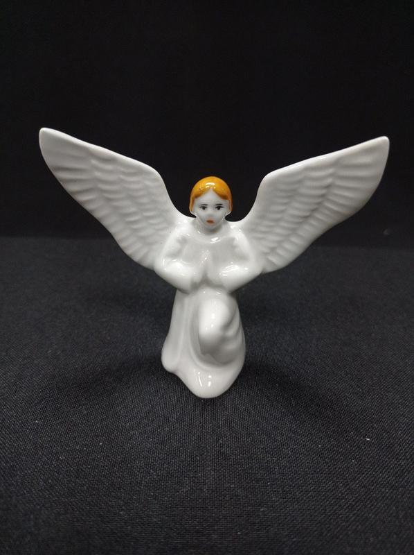 Статуетка фігурка ангелок на коліні коростенський фарфор ручна робота — ціна 1355 грн у