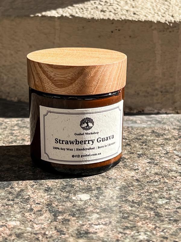 Соевая свеча клубника гуава — цена 350 грн в каталоге Свечи Купить
