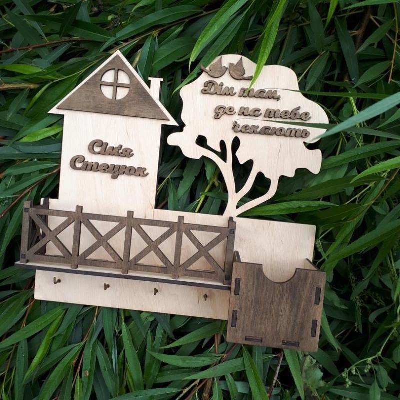 Іменна деревяна ключниця фанера з полкою — цена 550 грн в каталоге Ключницы настенные Купить