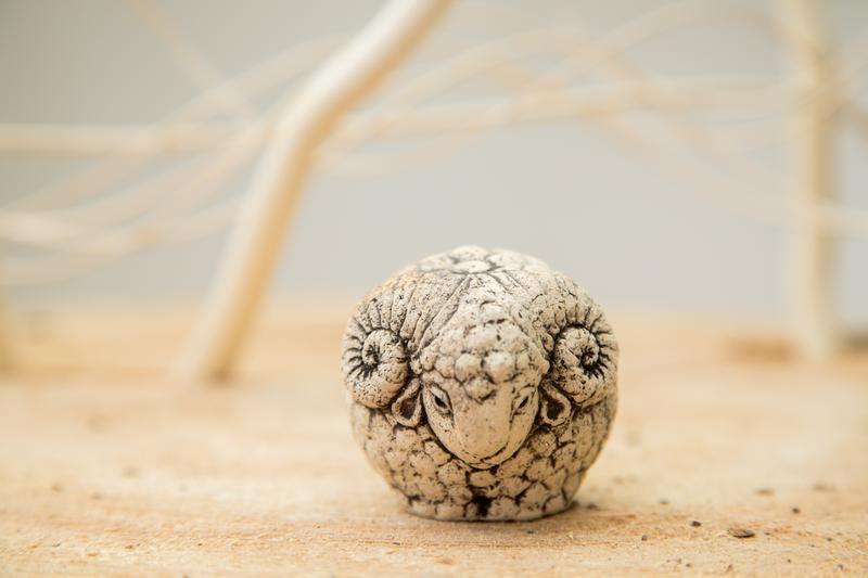 Декоративная статуэтка баранчик из керамики — цена 650 грн в каталоге Статуэтки Купить товары