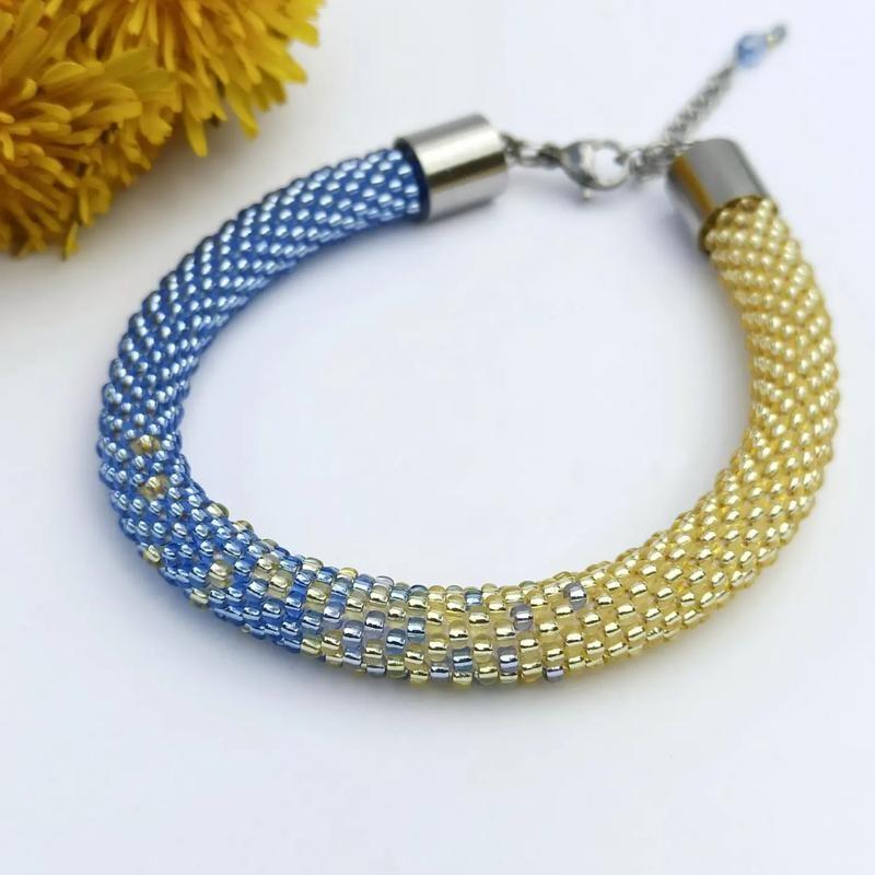 Жовто блакитний браслет браслет з бісеру ручної роботи прикраси з бісеру ручна робота — ціна