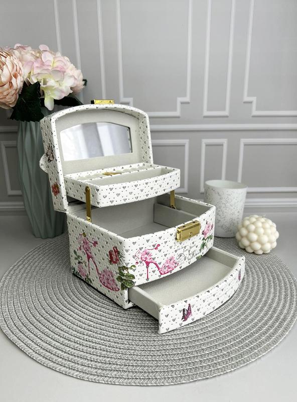 Шкатулка для прикрас на замку з ключем біла 16x12x11 5 см стильна шкатулка з малюнком — ціна 750