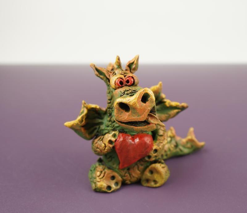 Фигурка дракончика влюбленного символа 2024 года сувенир Dragon Statuette — цена 135 грн в