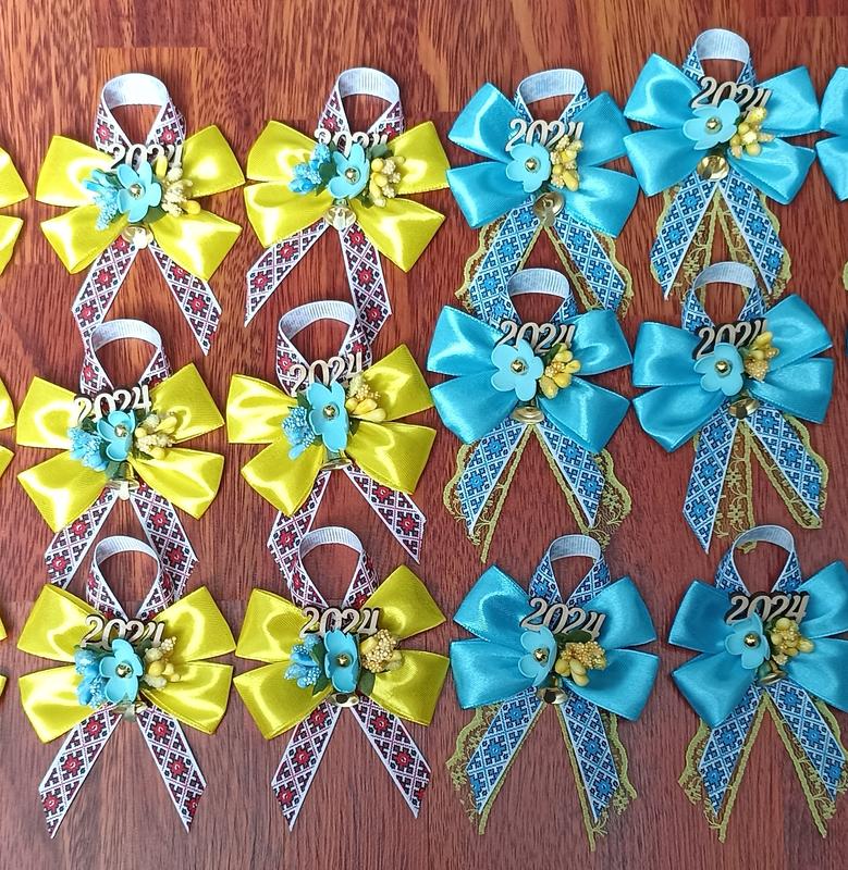 Бутоньєрки значки для випускників — ціна 55 грн у каталозі Брошки Купити аксесуари за доступною