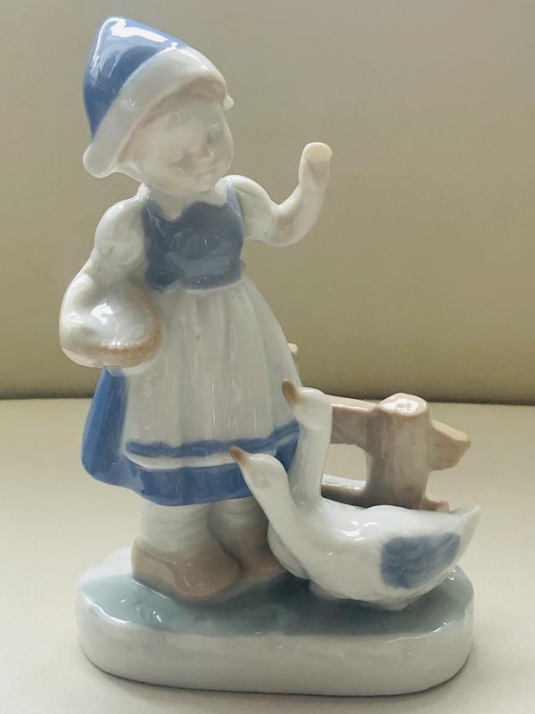 Фарфоровая статуэтка девочка с гусями — ціна 600 грн у каталозі Статуетки Купити товари для дому