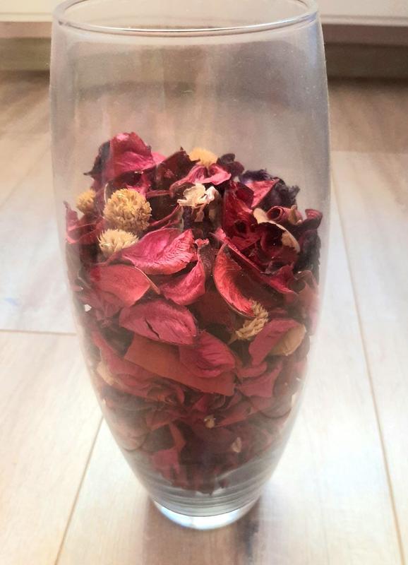 Продаю вазу з трояндовими пелюстками — ціна 150 грн у каталозі Вази Купити товари для дому та