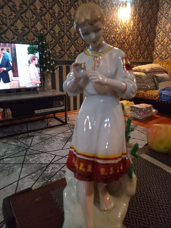 Фарфоровая статуэтка гадание на ромашке — ціна 250 грн у каталозі Статуетки Купити товари для