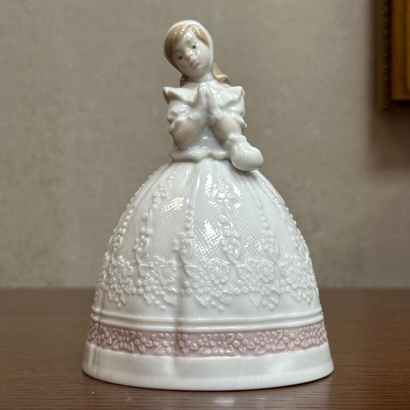 Фарфоровая статуэтка колокольчик Lladro «колокольчик для причастия — цена 4200 грн в каталоге
