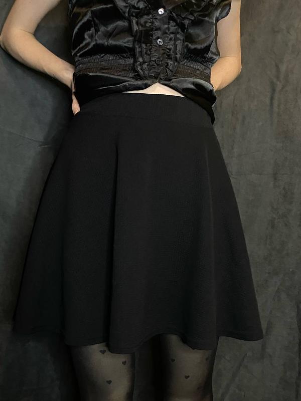 Чорна спідниця — ціна 100 грн у каталозі Міді спідниці Купити жіночі речі за доступною ціною на