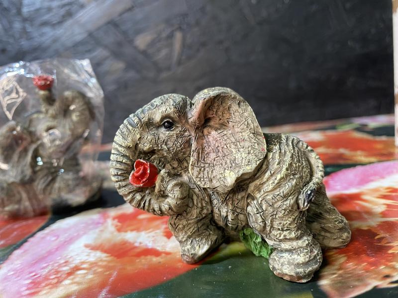 Слоник з трояндою статуетка — ціна 90 грн у каталозі Статуетки Купити товари для дому та