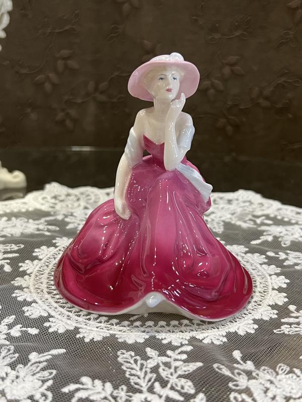 Порцелянова статуетка дівчина мініатюра Coalport — ціна 1100 грн у каталозі Статуетки Купити