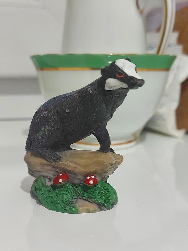 Маленька фігурка борсук із полістоуну — ціна 130 грн у каталозі Статуетки Купити товари для