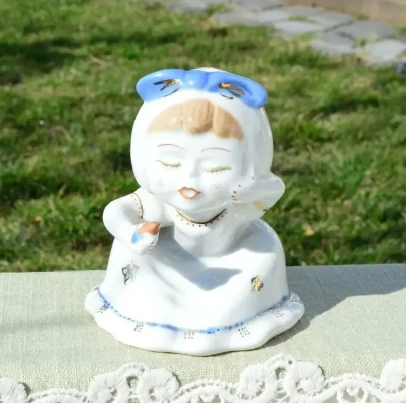 Рідкісна колекційна статуетка дівчинка з помадою — ціна 800 грн у каталозі Статуетки Купити