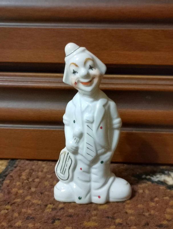 Фарфоровая фигурка клоун со скрипкой — цена 180 грн в каталоге Статуэтки Купить товары для