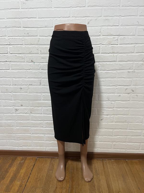 Гарна жіноча спідниця юбка міді в рубчик з драпіруванням — ціна 10 грн у каталозі Міді спідниці