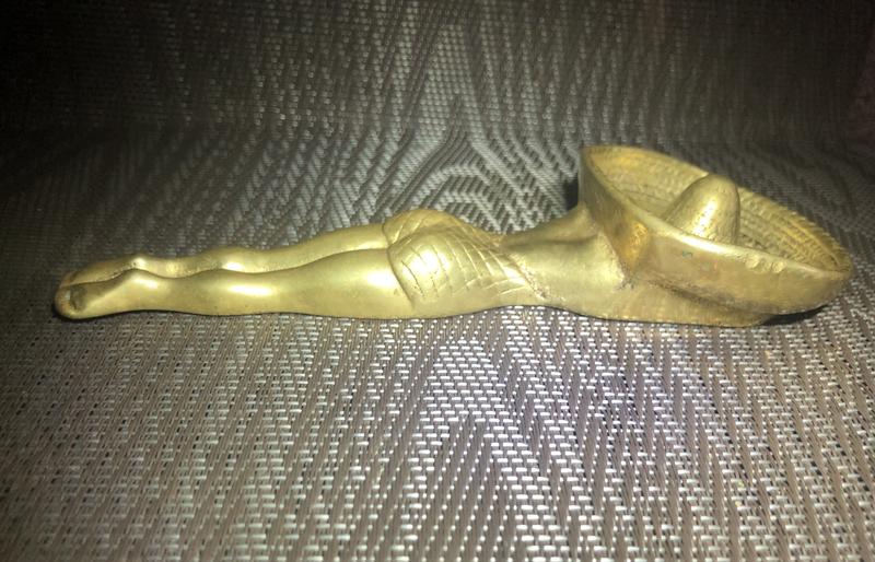 Латунна попільниця у вигляді жінки на пляжі — ціна 2800 грн у каталозі Статуетки Купити товари