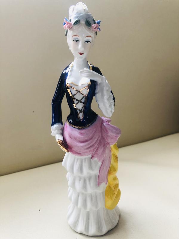 Фарфорова статуетка дама перед балом — цена 560 грн в каталоге Статуэтки Купить товары для дома
