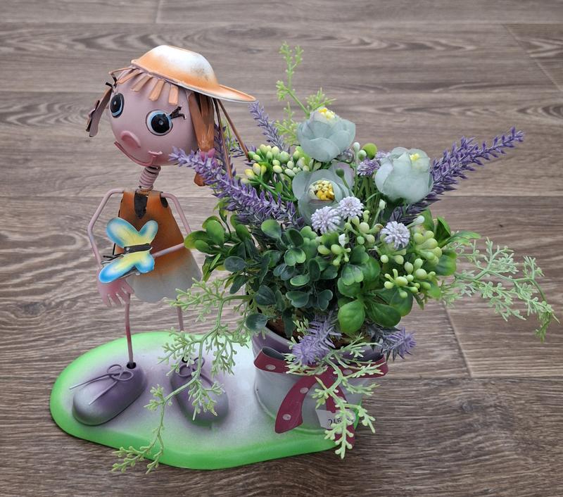 Кашпо металеве дівчинка садівниця — ціна 195 грн у каталозі Кашпо Купити товари для дому та