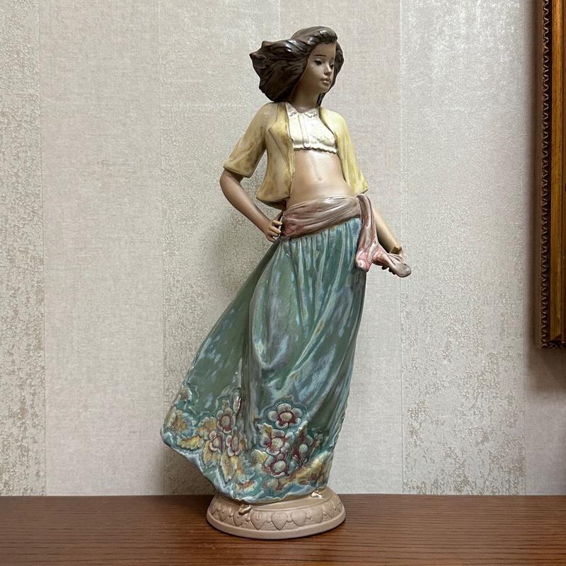 Фарфорова статуетка Lladro «весняна краса — ціна 8000 грн у каталозі Статуетки Купити товари