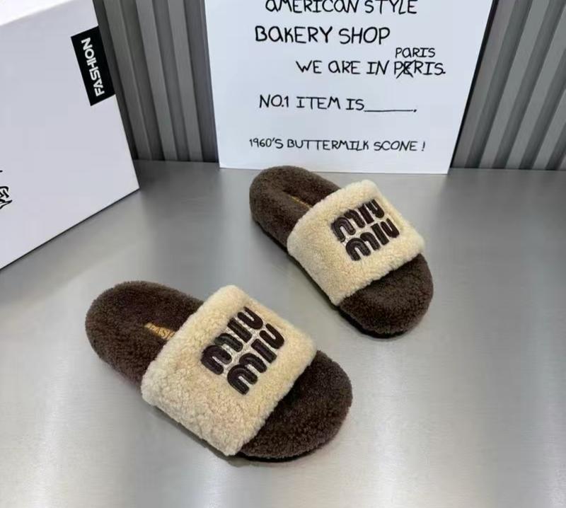 Тапочки кімнатні Miu Miu — ціна 550 грн у каталозі Капці Купити жіночі речі за доступною ціною