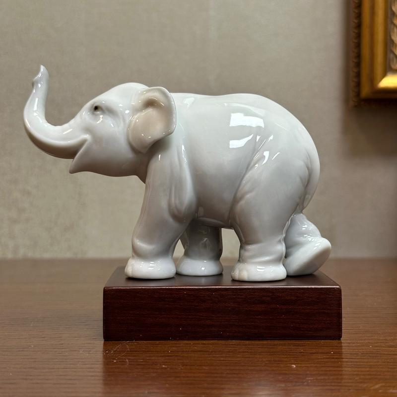 Порцелянова статуетка Lladro «щасливий слоник — ціна 4200 грн у каталозі Статуетки Купити