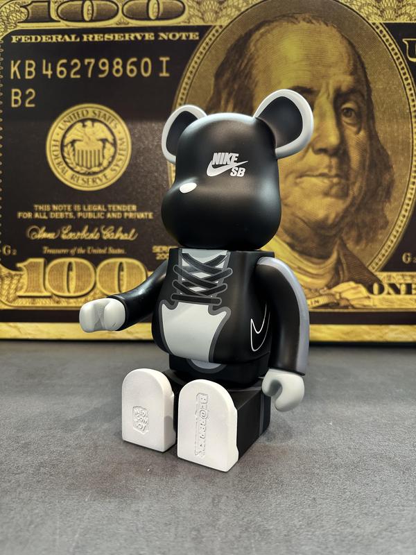 Статуэтка bearbrick nike sb black 28 см 400% | фигурка беарбрик — цена ...