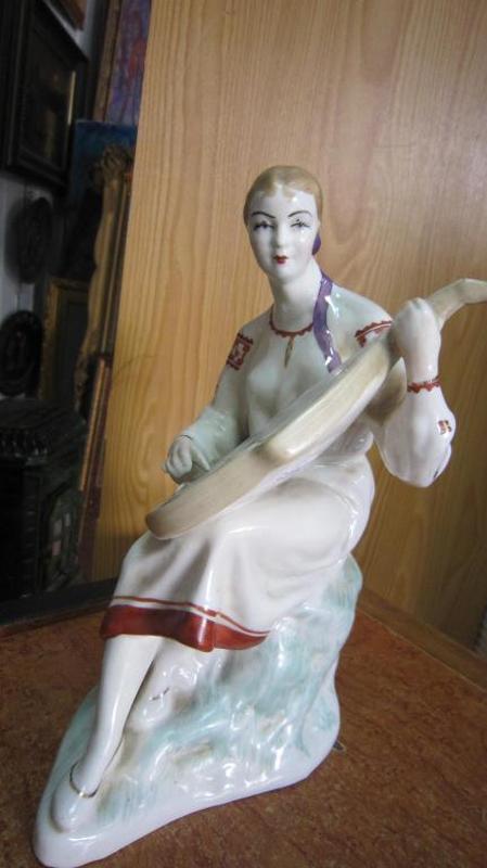 Фарфоровая статуэтки бандуристка — цена 2500 грн в каталоге Статуэтки Купить товары для дома и