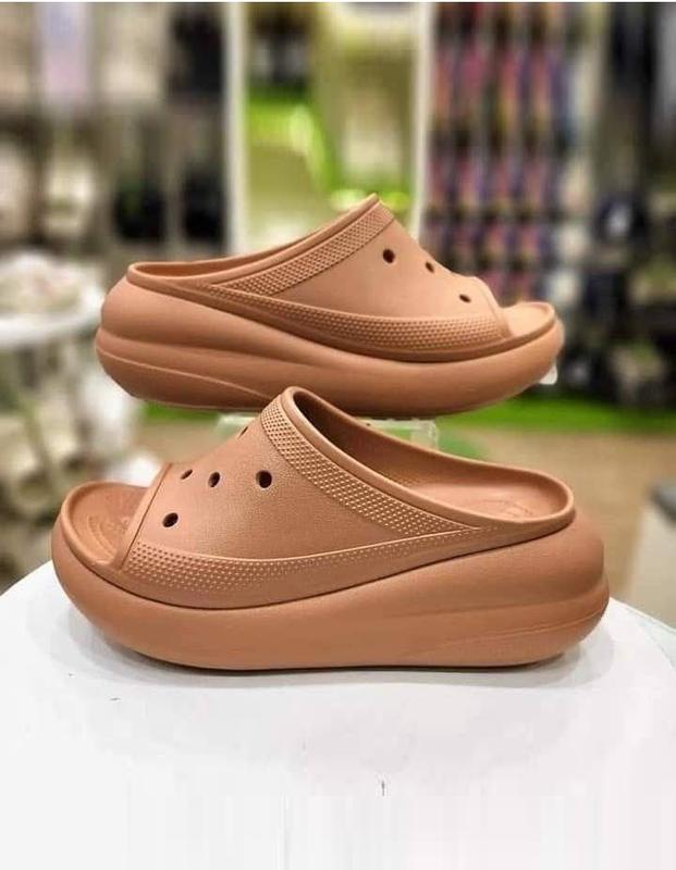 Крокс класік краш шльопанці платформа коричневі Crocs Classic Crush Platform Slide Cork — ціна