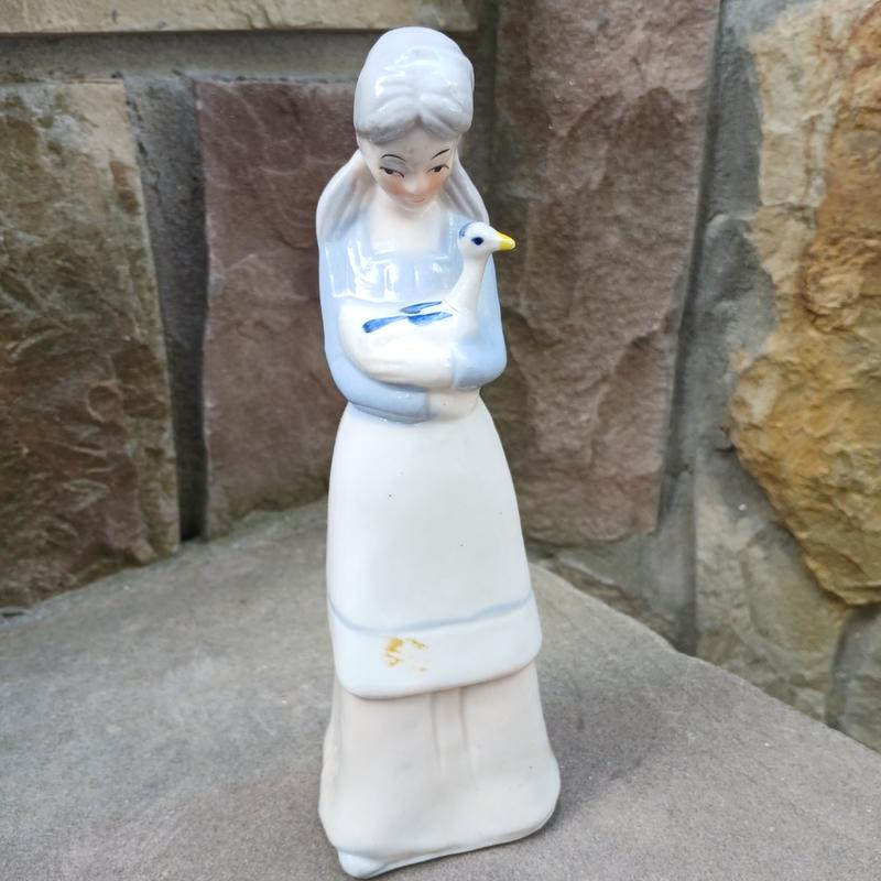 Фарфоровая статуэтка женщина с гусяком — цена 280 грн в каталоге Статуэтки Купить товары для