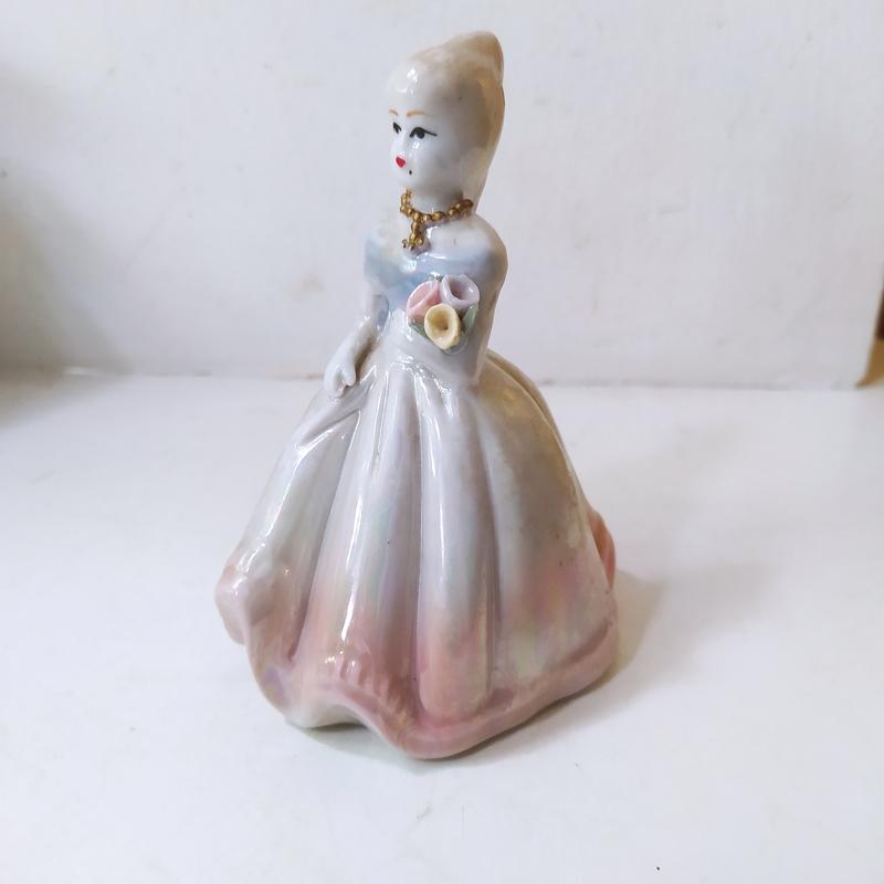 Статуетка дівчина з квітами — ціна 300 грн у каталозі Статуетки Купити