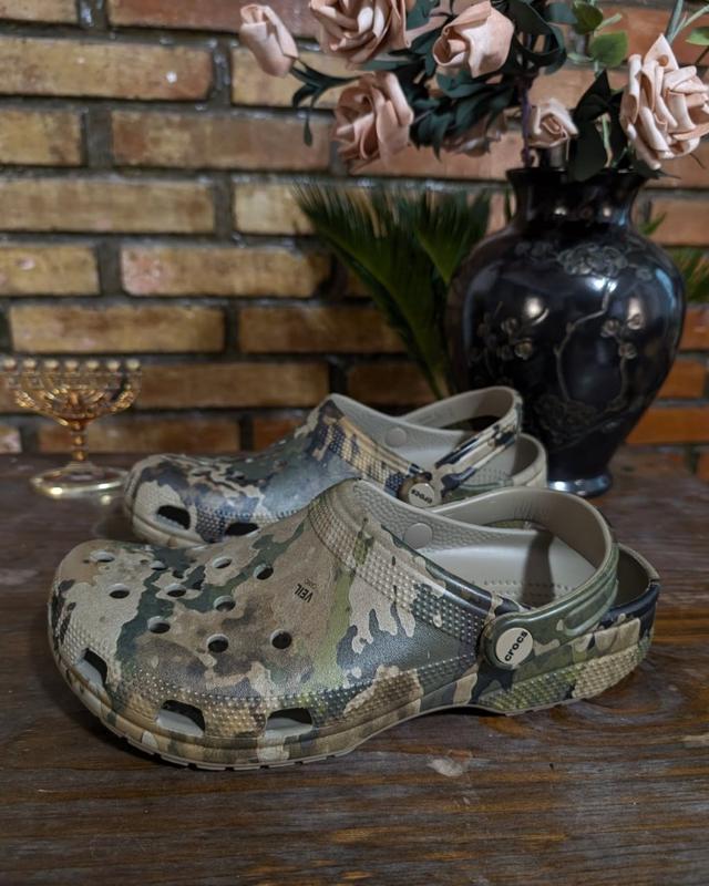 Чоловічі крокси crocs veil abstract classic clog клір ﻿khaki — ціна ...