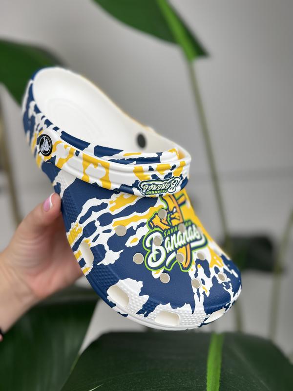 Оригінальні крокси crocs savannah bananas classic clogs — ціна 2200 грн ...