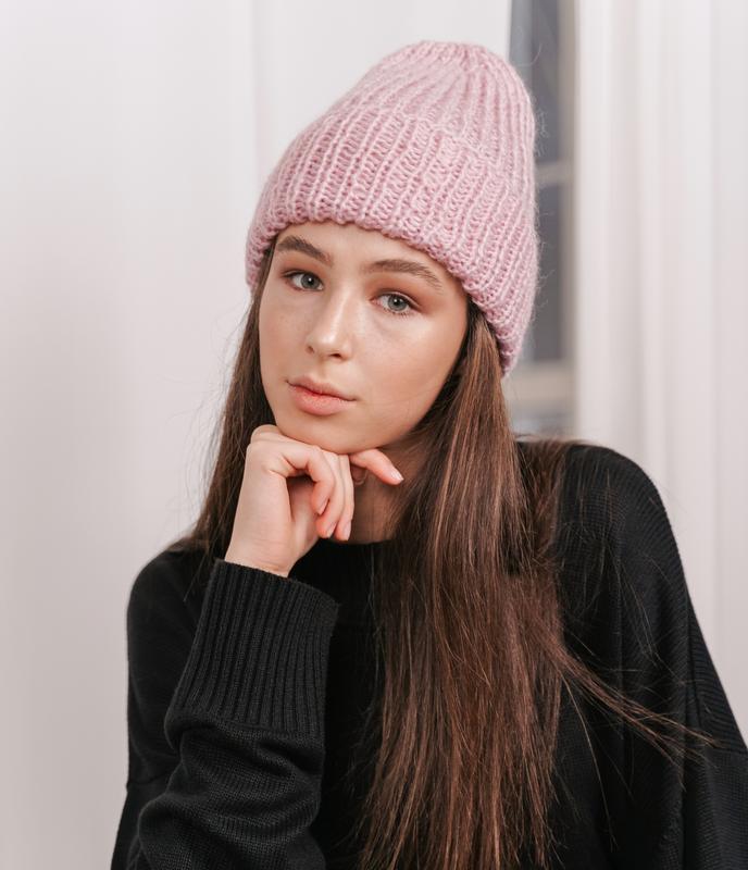 Вязана шапка жіноча з вовни альпака обємна з підворотом біні рожева — ціна 260 грн у каталозі