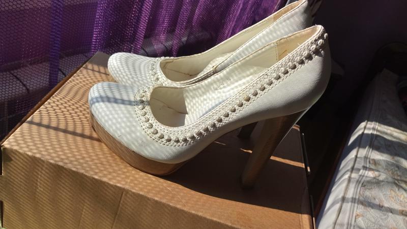 Белые туфли на высоком каблуке — цена 250 грн в каталоге Туфли Купить женские вещи по доступной