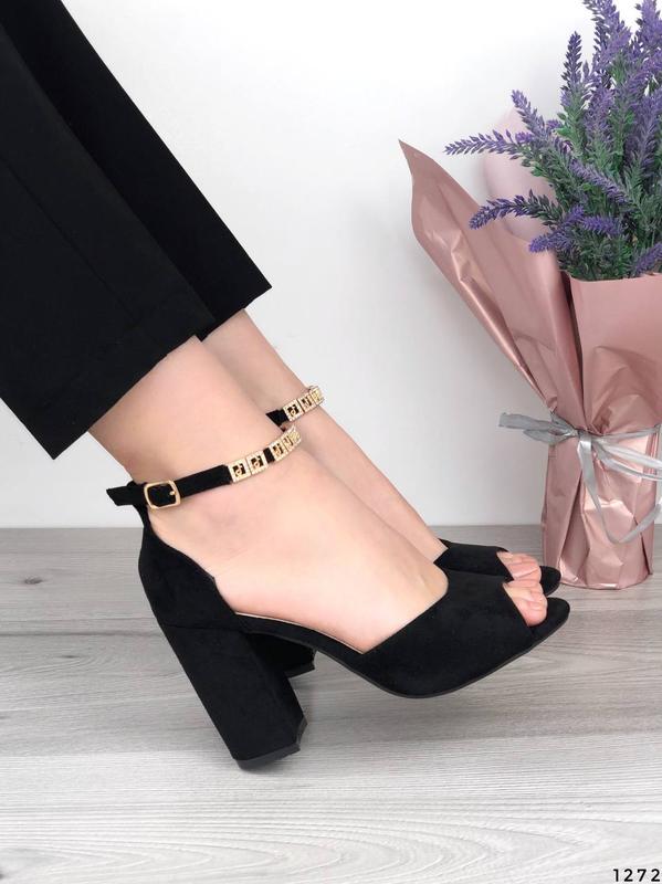 Черные босоножки на высоком каблуке с ремешком цепочкой вокруг ...