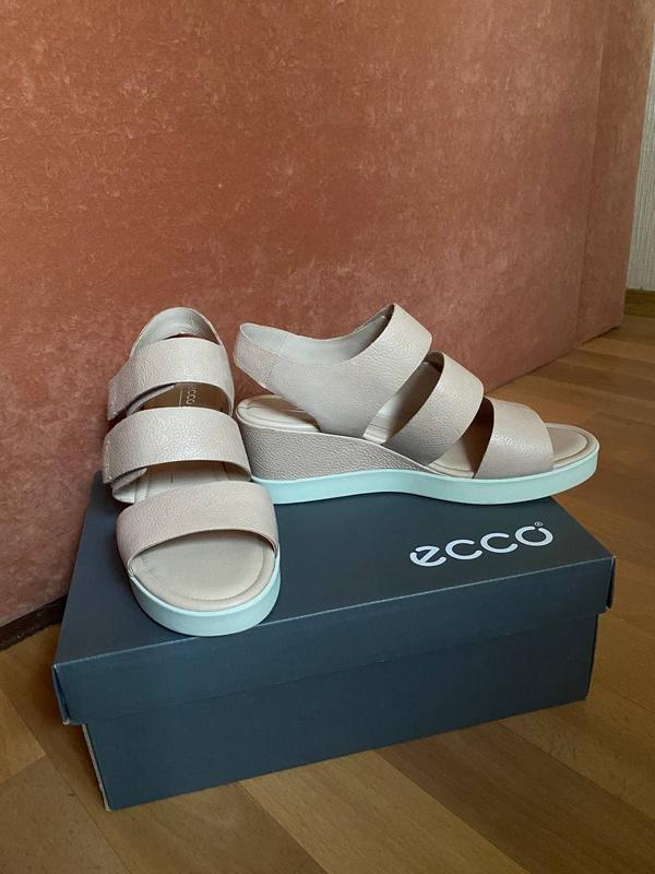 Босоножки на танкетке ecco — цена 1900 грн в каталоге Сандалии Купить женские вещи по доступной ...