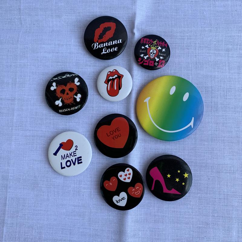 Значки на шпильці — ціна 50 грн у каталозі Брошки Купити аксесуари за доступною ціною на Шафі