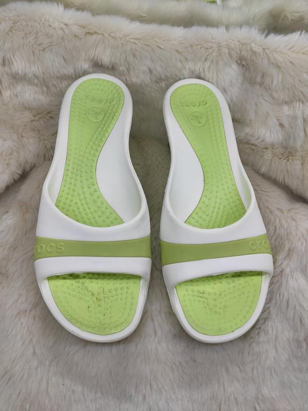 Белые зеленые шлепки шлепанцы босоножки на танкетке crocs крокс — цена ...