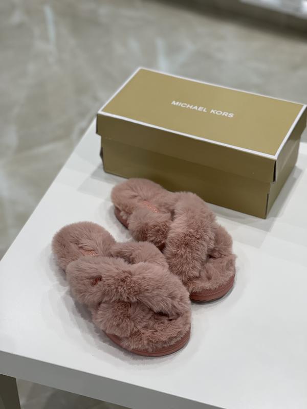 Пухнасті тапочки — ціна 1990 грн у каталозі Шльопанці Купити жіночі речі за доступною ціною на