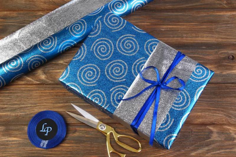 Папір пакувальна подарункова завитки 70см 50 см 20 аркушів — ціна 150 грн у каталозі