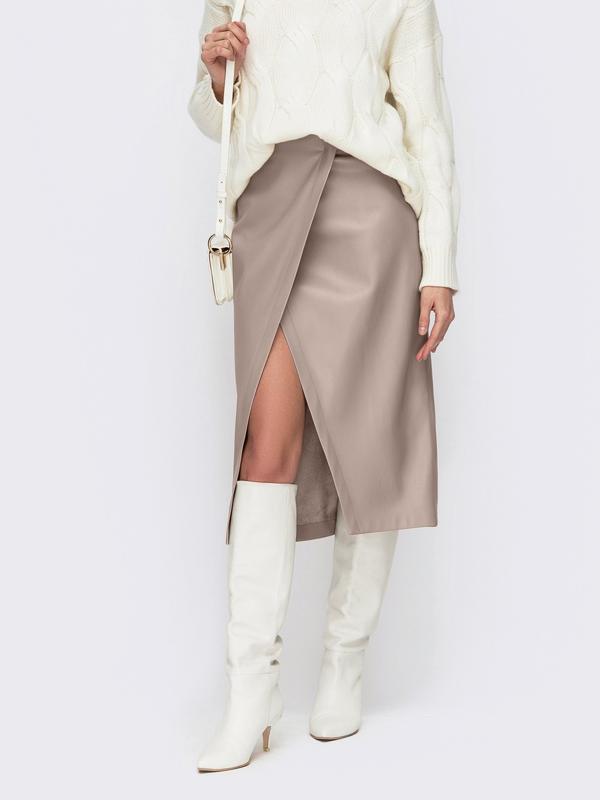 Ідеальна шкіряна спідниця зі спокусливим розрізом на запах бежева юбка